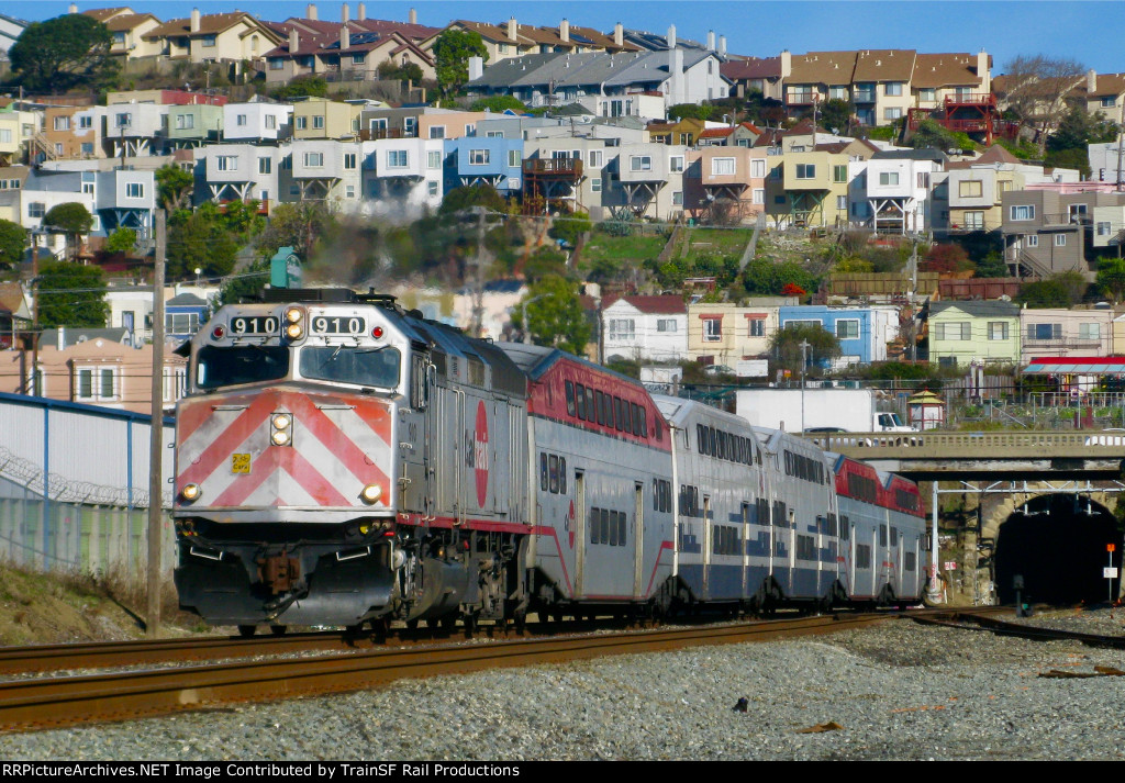 JPBX 910 Leads Caltrain 236